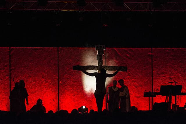 Easter Skits for Youth Groups: 8 Powerful Church Presentations